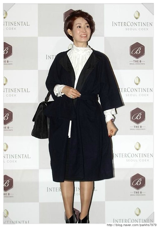 아줌마의 예쁜 옷은 원피스나 정장이 많은데 특히 40대50대60대 아줌마옷인 중년여성의류의 패션은 어떤것들이 있나