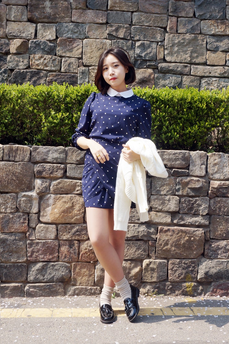 나들이 갈 때 어울리는 로맨틱룩 패션도트 원피스 코디흰 가디건 코디봄 코디남색 원피스 코디로퍼데일리룩 네이버 블로그