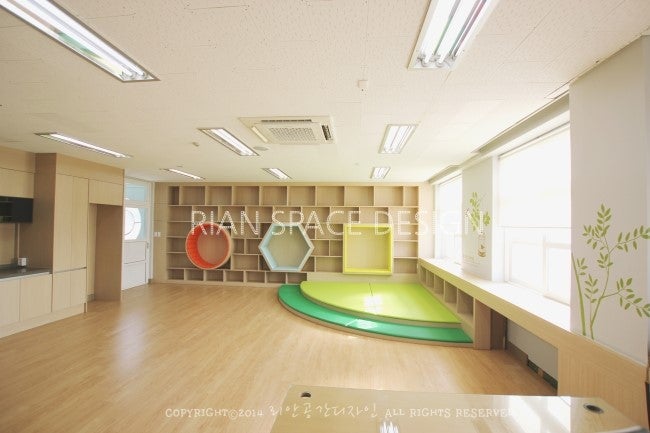 귀엽고 실용적인 디자인의 조달가구로 세팅된 따뜻한 도서관 느낌의 돌봄교실 인테리어 포항인테리어 울산인테리어 리안공간디자인