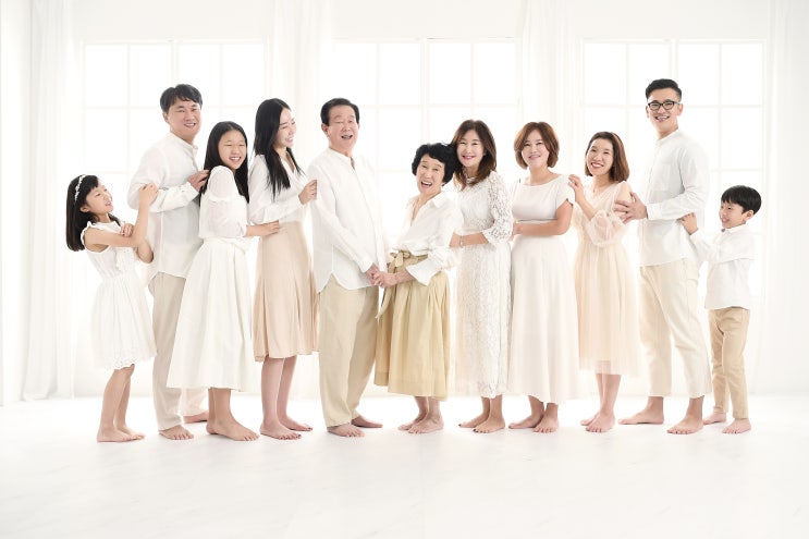 평택 동탄 수원가족사진 아이들과 부모님 모시고 행복한 추억 만들었어요 스튜디오에 준비되어있는 가족사진 의상을 무료로 대여